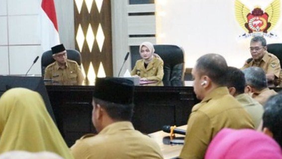 Hari Kedua Ngantor, Walikota Vinanda Pastikan Kenaikan Insentif RT/RW ...