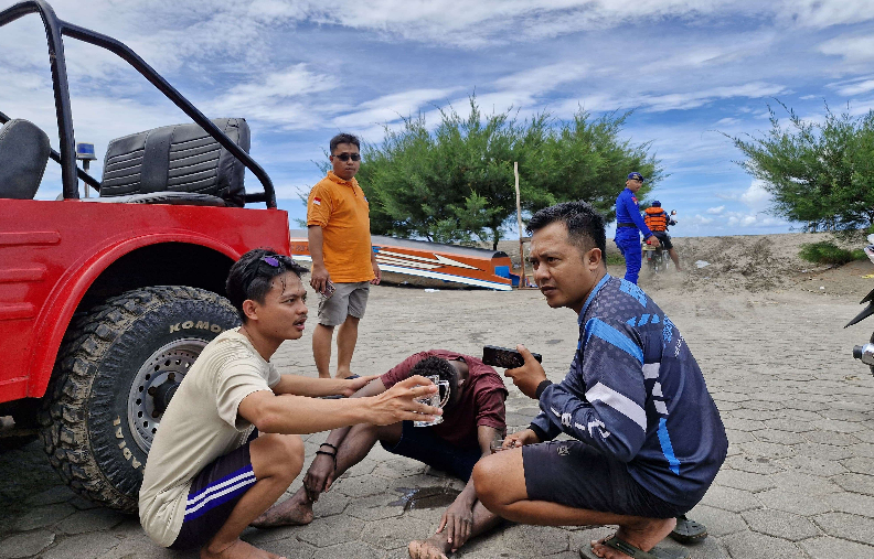 Ombak Ganas Telan Tiga Wisatawan, Satu Hilang Misterius